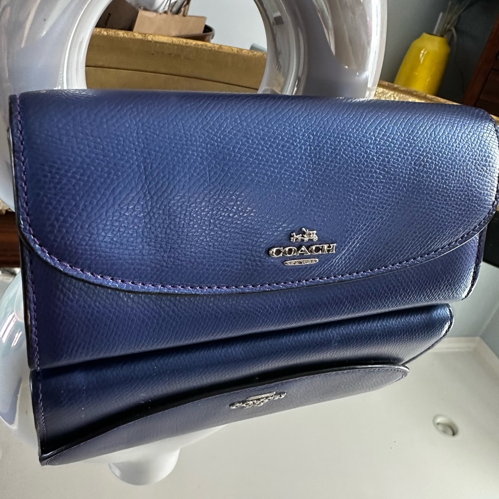 Gorgeous Leather Coach Wallet! - Gem